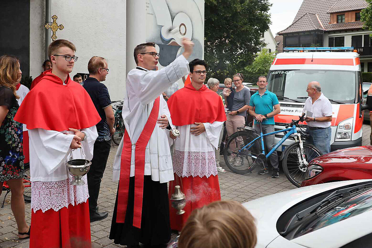 Katholische Kirche Stuttgart: Von Tretrollern bis zu Oldtimern: Segen ...