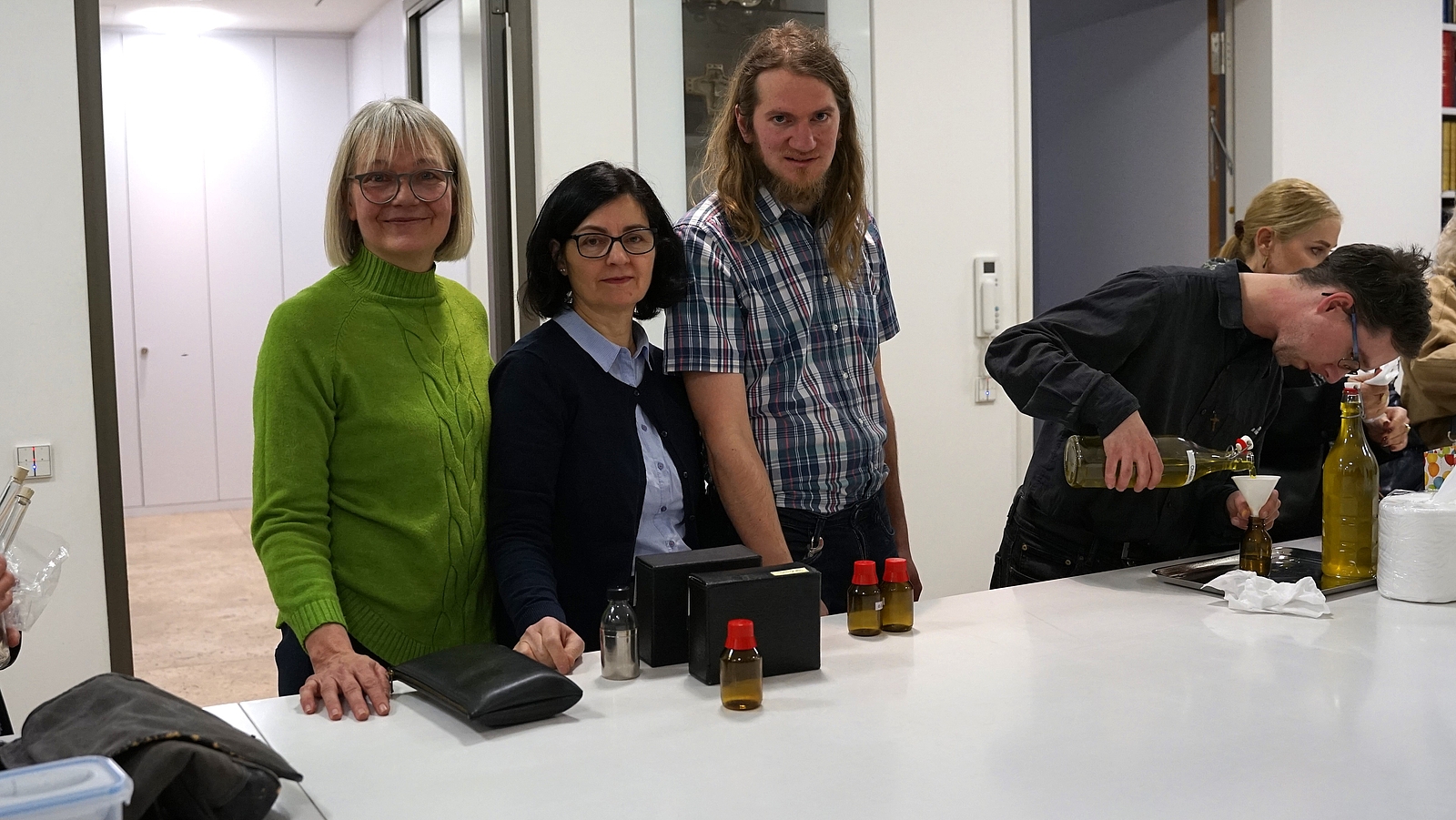 Katholische Kirche Stuttgart: Neues Mesner-Team bei der Verteilung der ...
